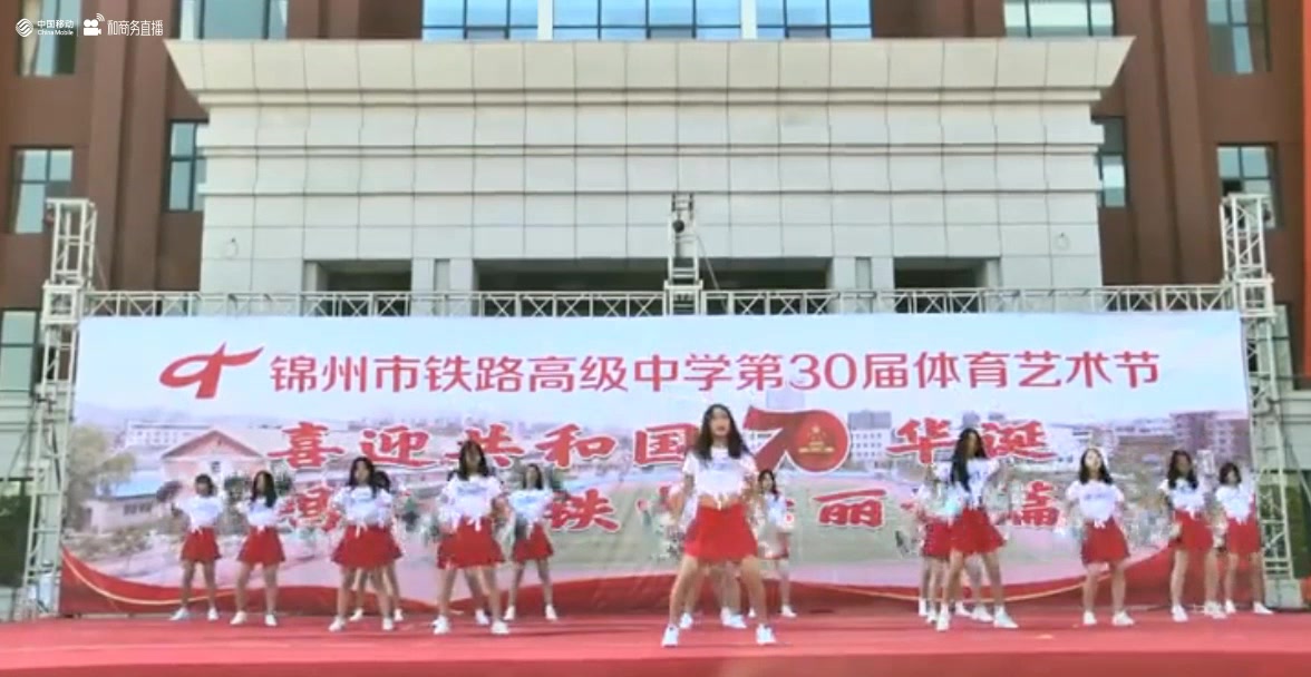 当我们老师上台跳爱国舞蹈时,全校都惊呆了!