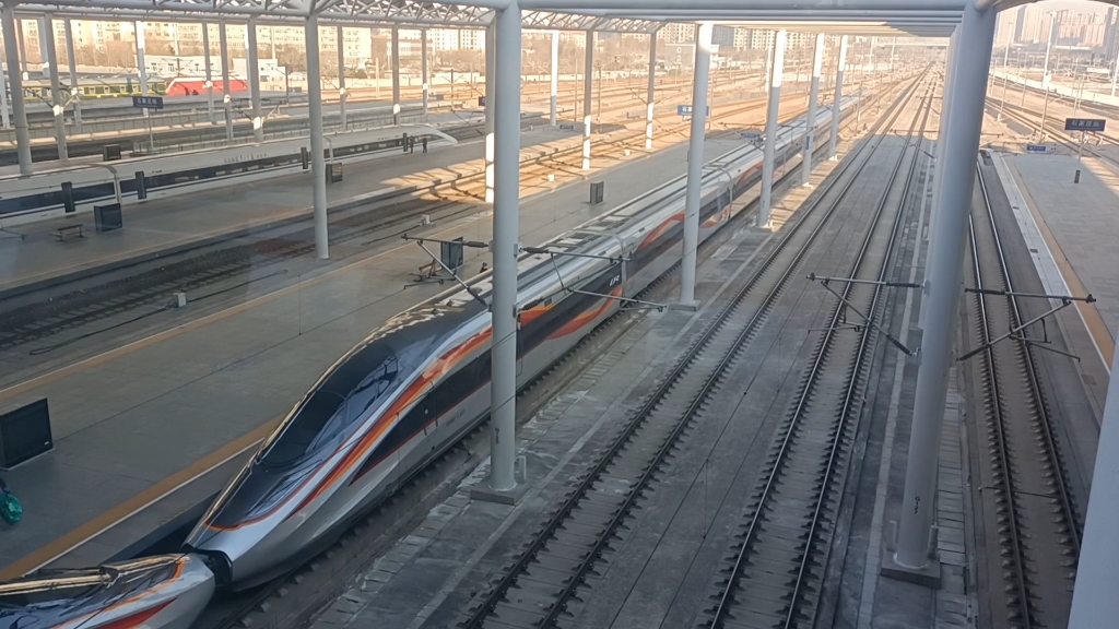 周口东开往北京吸的G1572次列车出石家庄站,本务南昌局南昌段CR...