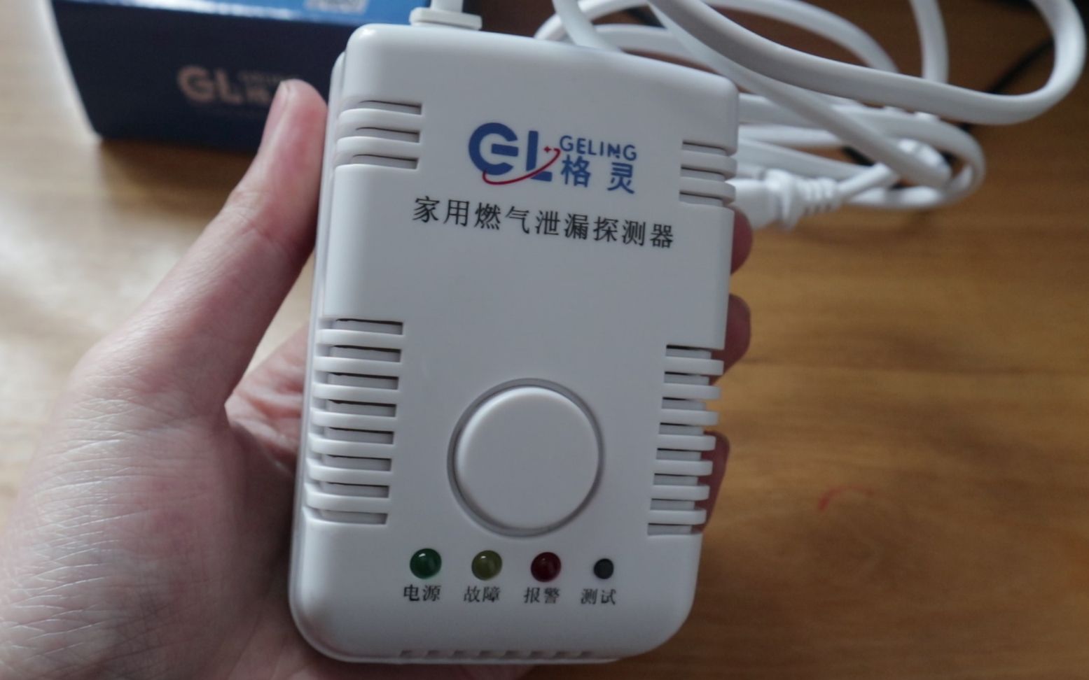 小伙用打火机气测试燃气泄漏报警器,拆开后就只有几个零件。