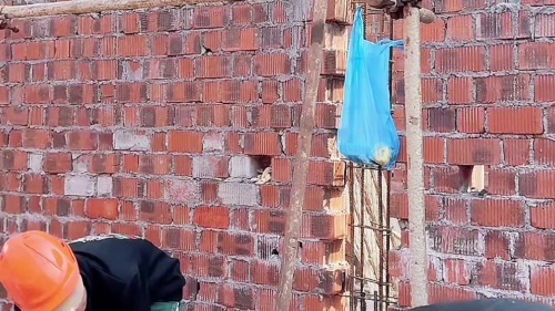 赶回来的钢筋工师傅带着小表弟正在搭设支模架