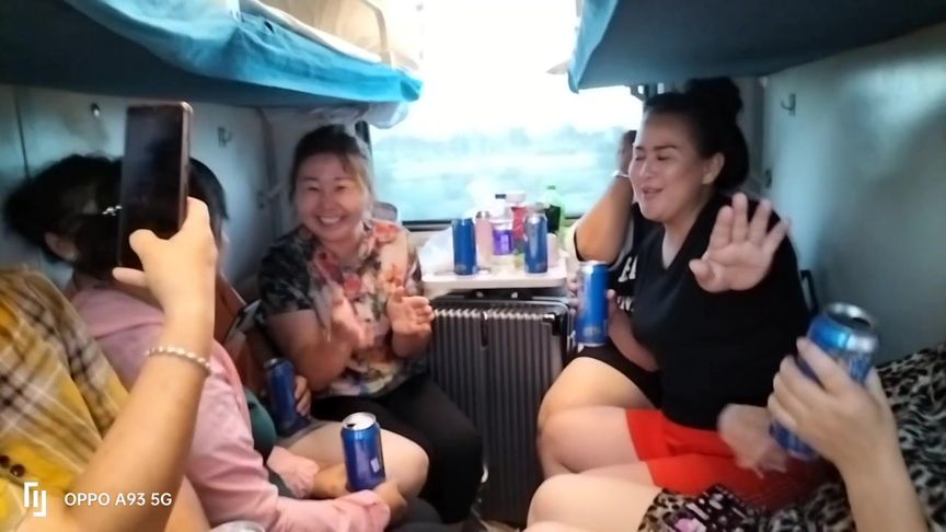 T304乌鲁木齐——沈阳北列车上快乐的哈萨克姑娘们
