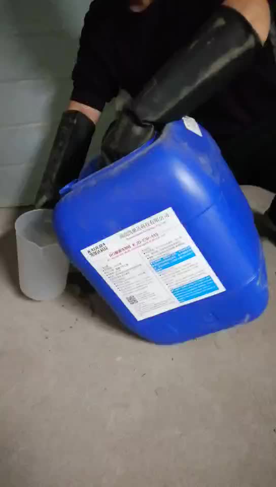 湖南凯聚达科技有限公司工作人员为客户水处理设备更换RO膜清洗剂