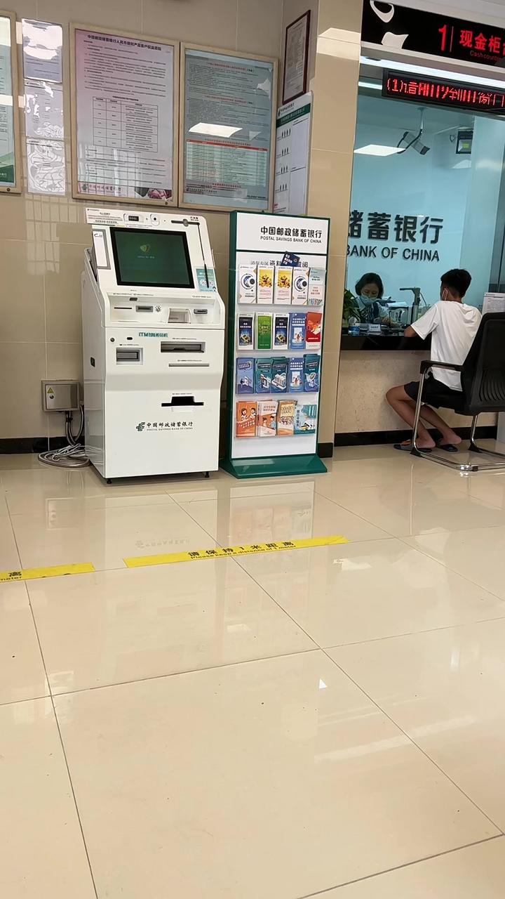 #中国邮政 为什么银行卡无缘无故被锁。异地还不能办理解锁、要回到...