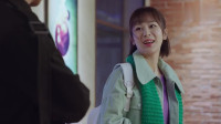 美女听微信语音,不料竟是扬声器模式,太尴尬了!