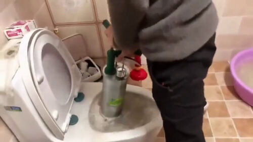 厕所堵了怎么解决,但我还想去请专业人士!