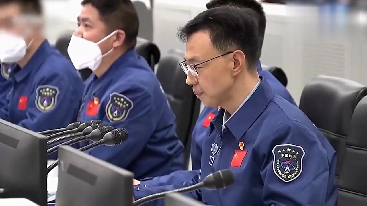 箭月同框!直击神舟十五号发射瞬间:火箭挟烈焰腾起,飞.