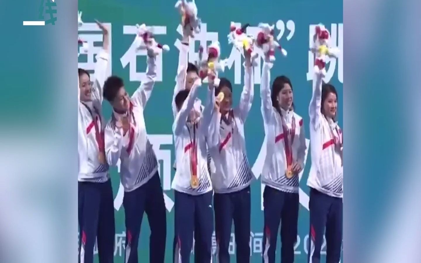 可爱!全红婵领奖现场与师哥谢思埸激动拥抱 手摇吉祥物比心合影
