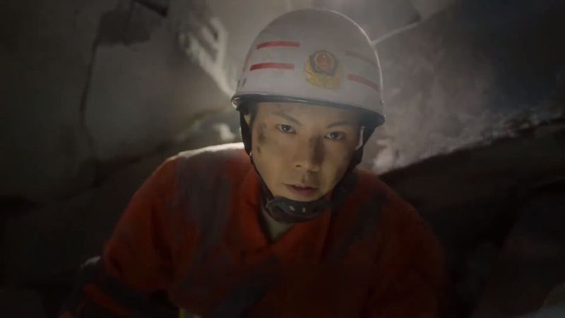十年前地震中你救了我,十年后在相同的地方我救你一次,这就是命中...