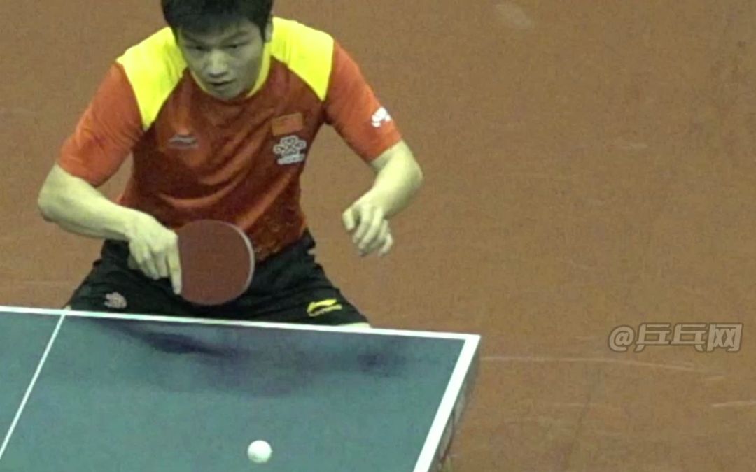 乒乓球慢动作 樊振东反手拉下旋球