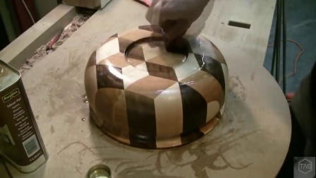 这个木工先把3种木头组装成3D模型, 画上圈圈用刨床做了一个3D木碗!