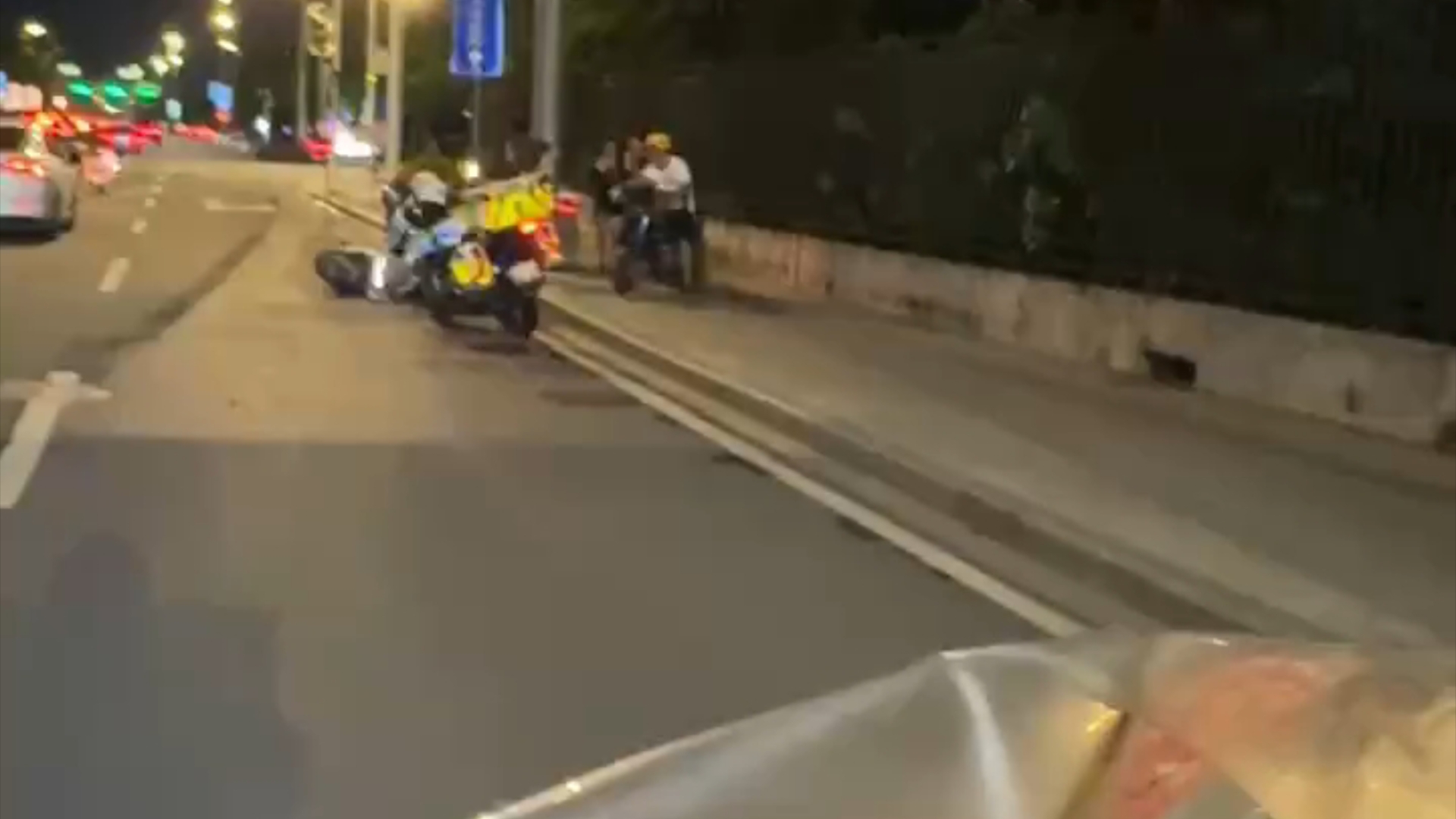 广州电动车逆行被撞,交警已来到现场