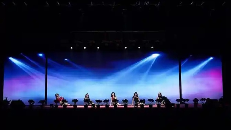 ...元旦舞蹈《GoHard》燃爆全场有木有!校园舞蹈神级现场元旦晚会...