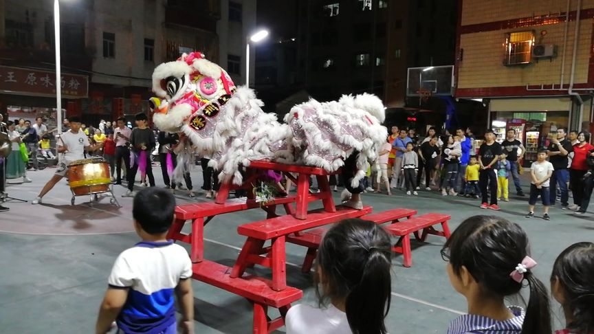 舞狮的动作这么骚的吗?狮子后面那个过分了啊,控制一下