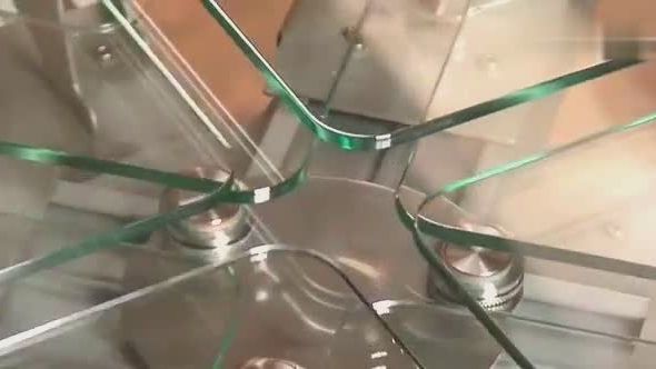 可伸缩折叠的玻璃圆桌,直观展示其结构结构特点,设计师想法高超