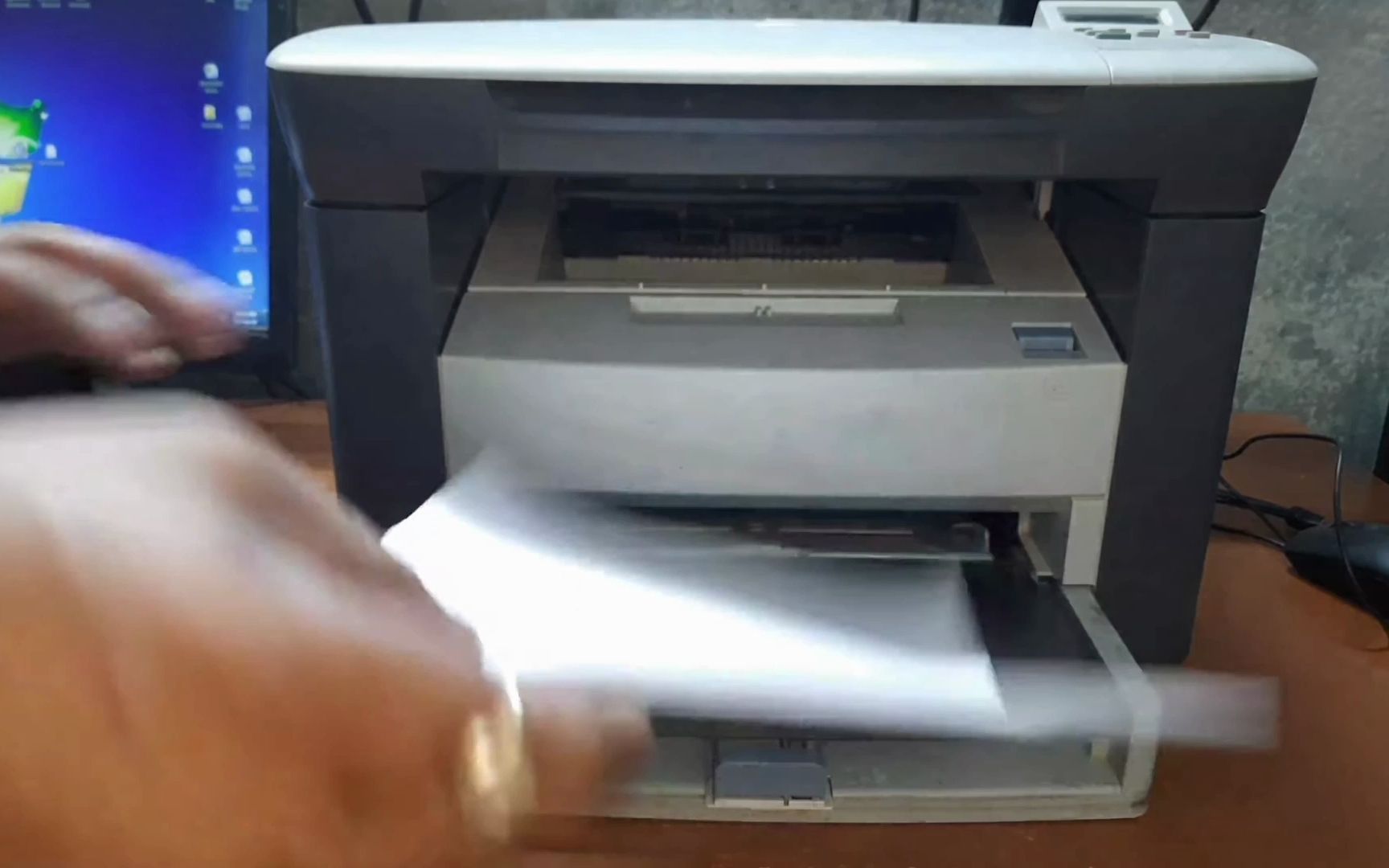 惠普m1005打印故障 打印出现刮痕 痕迹 更换硒鼓也没有改善 更换显影...