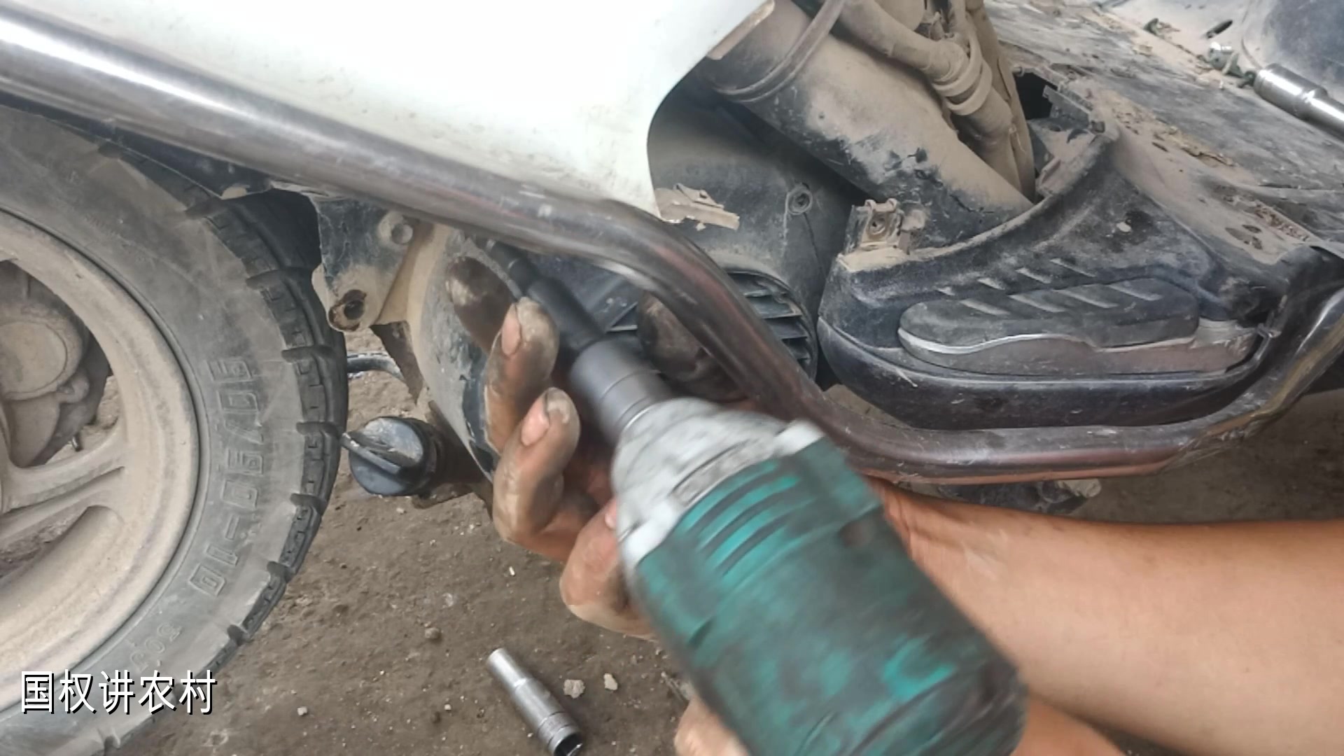 踏板摩托车更换缸筒活塞环;以及气门间隙调节,你会吗?师傅教你