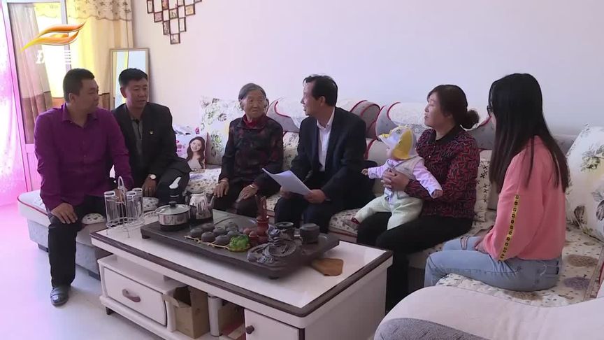 县人大代表进村入户宣传全县“两会”精神 。