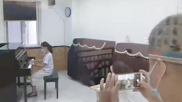 记录一下孩子七级考级现场,虽然隔着玻璃录的#钢琴 #日常练琴