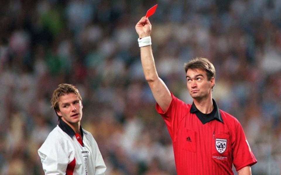 【足坛看典】回顾98年英阿大战,贝克汉姆第一次出战世界杯,却以红牌...