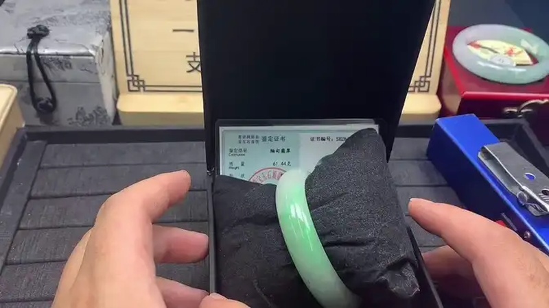 清代冰种翡翠手镯鉴真记:传统刻字工艺的珍贵传承