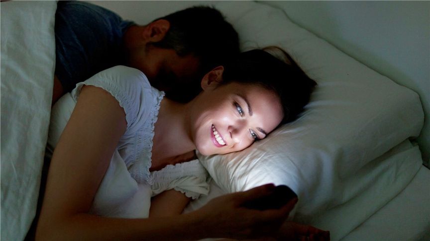 睡觉前一直使用电子设备看电子书,真的会使睡眠质量下降吗?