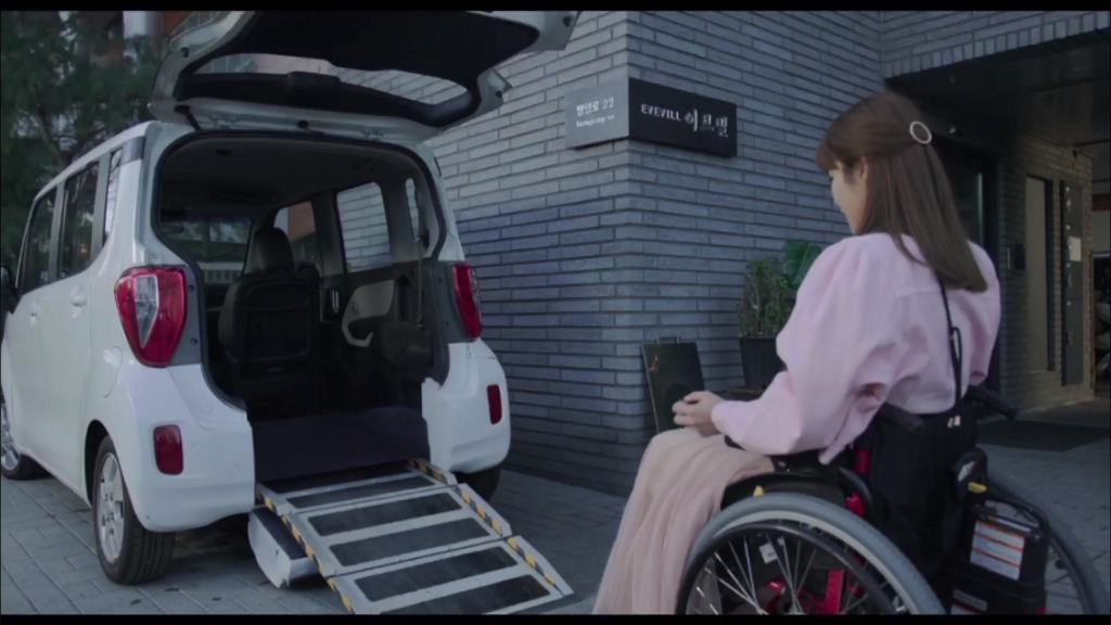 【残疾人专用小型汽车】坐轮椅也可以开车——科技改变生活