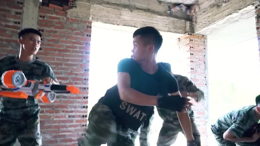 CS真人版:一场激烈的斗争!小伙空手闯房区营救好友!