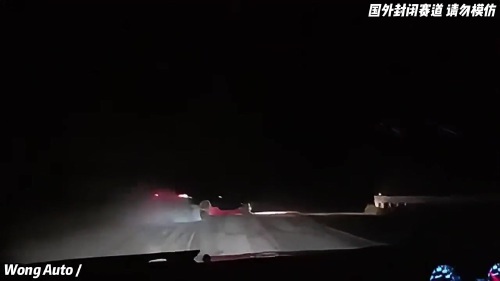 他用惯性漂移过弯,他的速度很快 - 危险动作请勿模仿