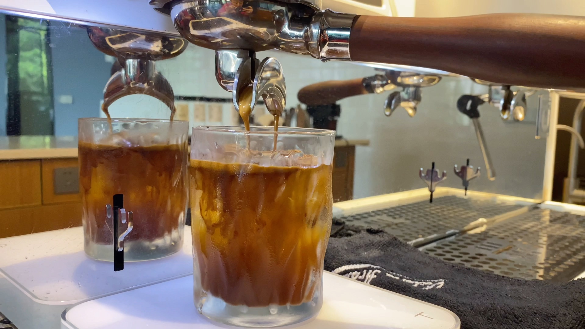 重庆咖啡师技能大赛赛前流程、创意咖啡培训,格米莱天镜咖啡机线下...