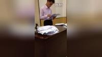 这是我拍的学校招聘会现场筛选简历过程。你认为你的简历写的很好了...