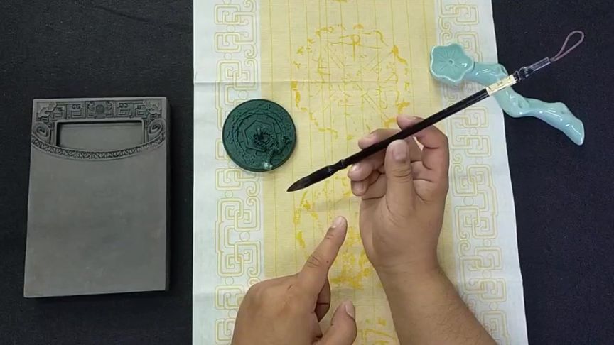 细抠毛笔握笔姿势,详解五指执笔法,悬臂枕腕都不对,干货。