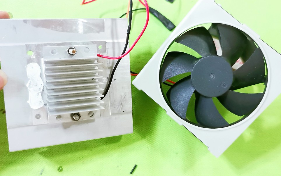 怎么把半导体制冷片做成冰箱?方法其实很简单,三天用不了一度电
