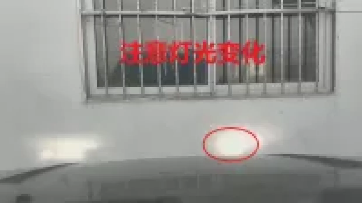 一招学会利用汽车大灯,判断车头车尾的距离,夜间开车很实用