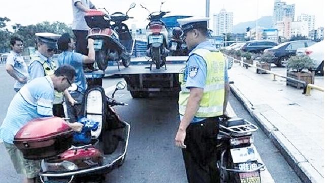 2018电动车新国标发布,超标电动车直接没收,不配合,连人带车抬走