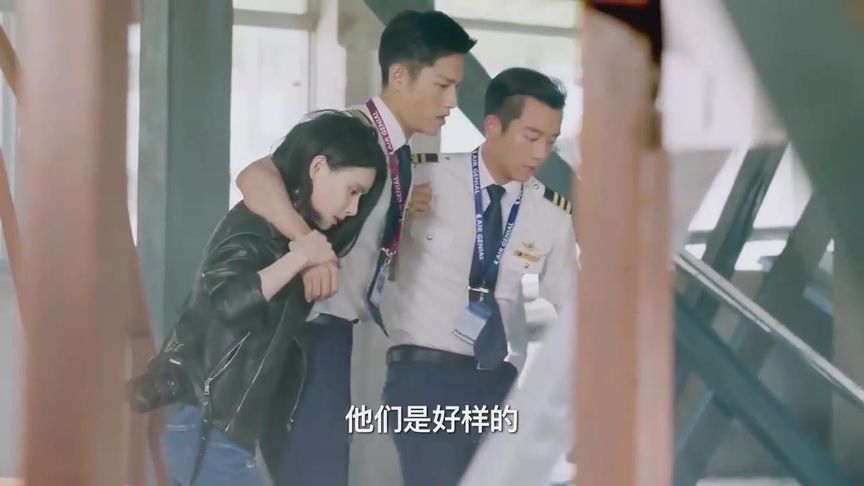 《壮志高飞》高燃撤侨片段 陈乔恩郑恺组制服cp携手撤侨