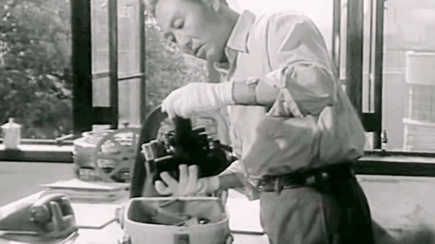 新中国第一部侦探悬疑片。轰动一时,逻辑非常严密,题材极为大胆