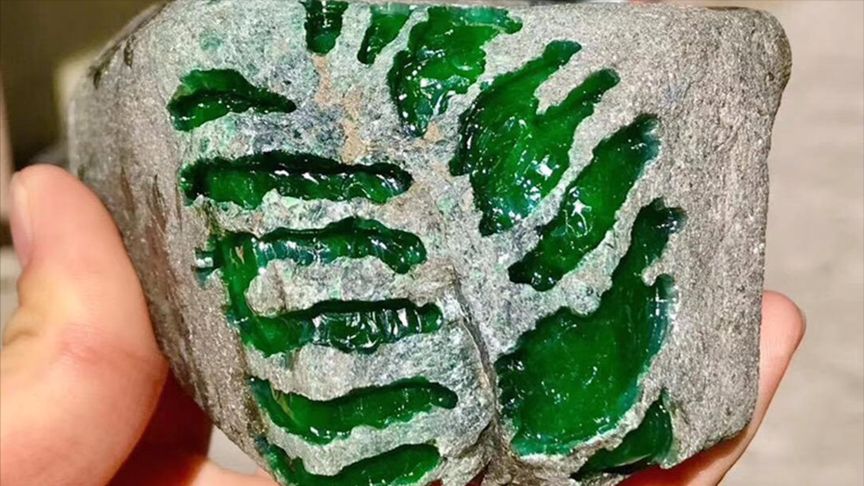 几千万的翡翠原石整个切割过程,让人胆颤心惊