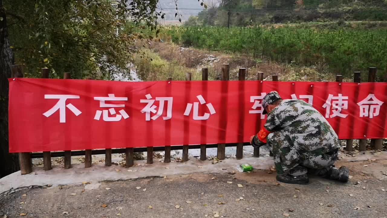 我跟村支书村里工作外面跑了一天冻了一天,退伍军人村支书比较专注,...