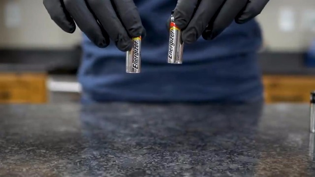 怎么判断电池有没有电?扔一下就知道了,原来还有这个道理