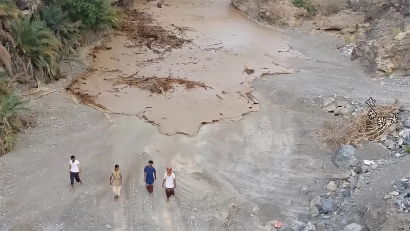 一场被无视的山谷洪水现场,几名小伙面对洪水时的行为,让人无语