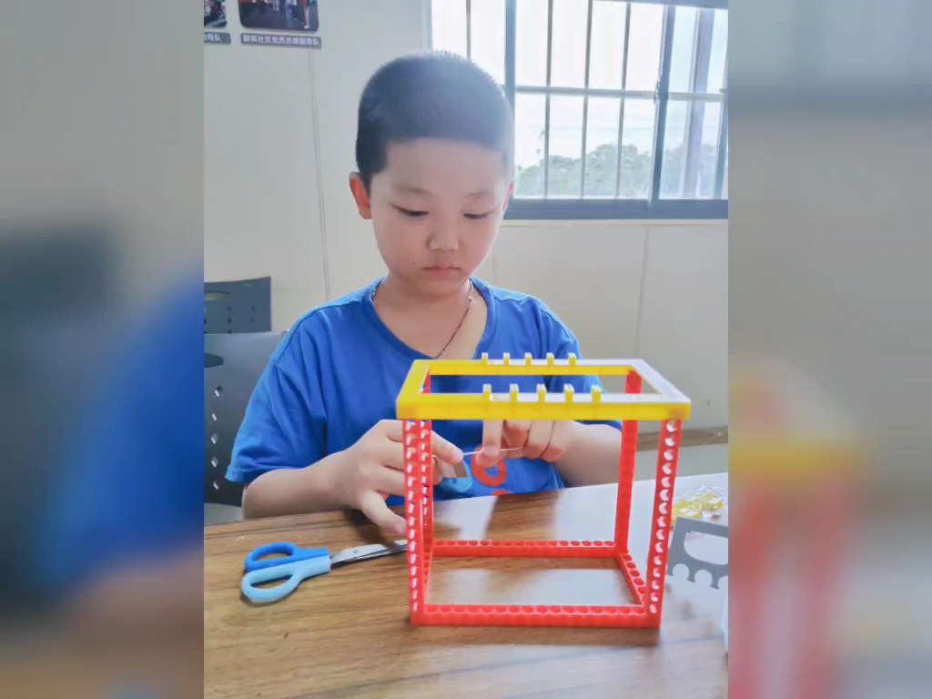 能量守恒 牛顿摆,隔山打牛的秘密