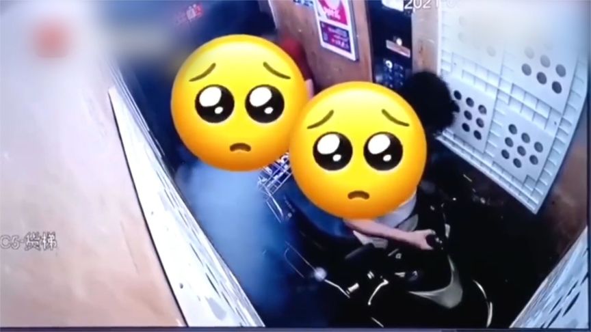 又一起!一男子拎电动车电池进电梯后起火