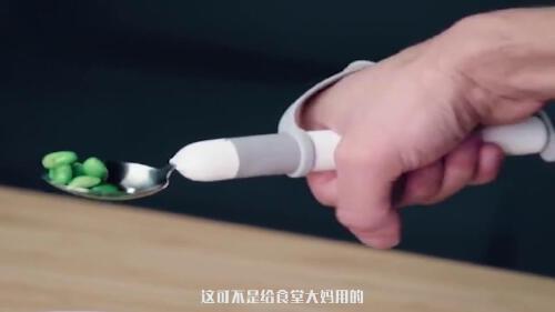 装了平衡器的勺子,食堂阿姨装菜就方便多了