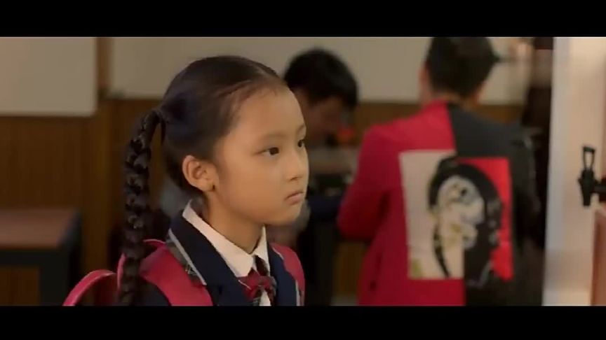 小女孩在学校的中秋晚会表演,想叫父母去看,父母说没时间