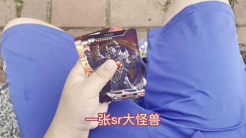 在大石头上捡到奥特曼卡片,好不容易才拿下来,开心拆卡
