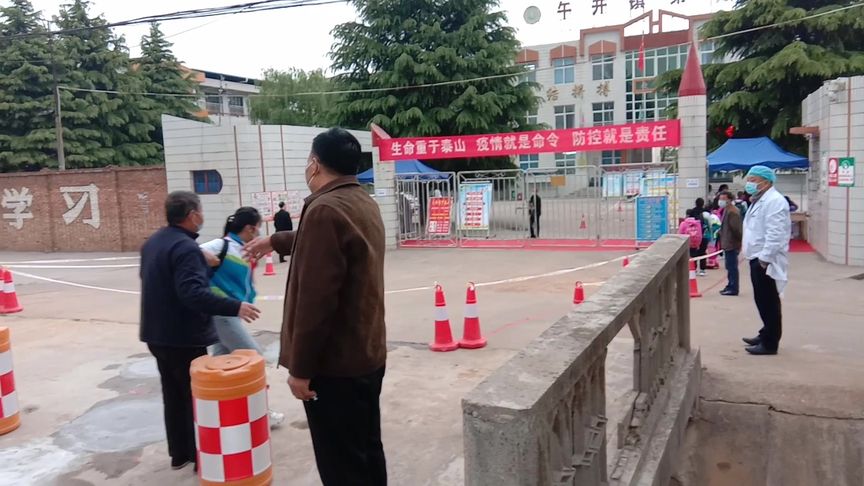 学生开学,学校老师各负其责,给学生量体温,消毒,工作很到位!