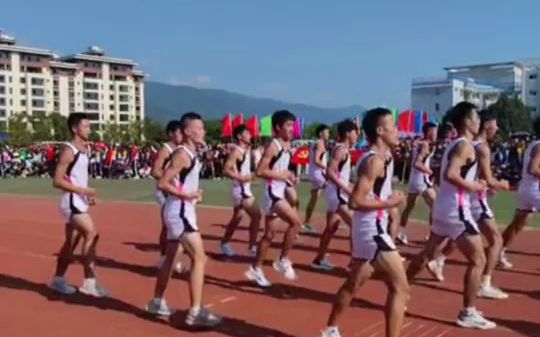 云南一中学运动会开幕式上,满屏都是朝气蓬勃的大长腿