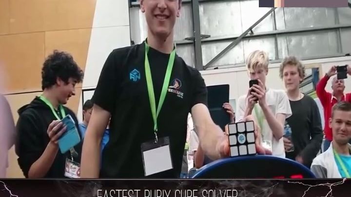 「视频」4.7秒就能恢复一个魔方,旁边的人气炸了