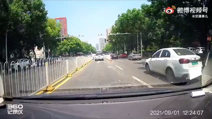 讨论一下,两辆电动车在路口相撞,你觉得谁的责任更大?