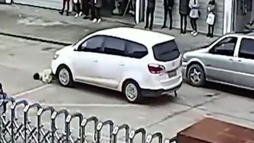 小女孩在学校门口跑着进校门,监控拍下令她父母崩溃的一幕!